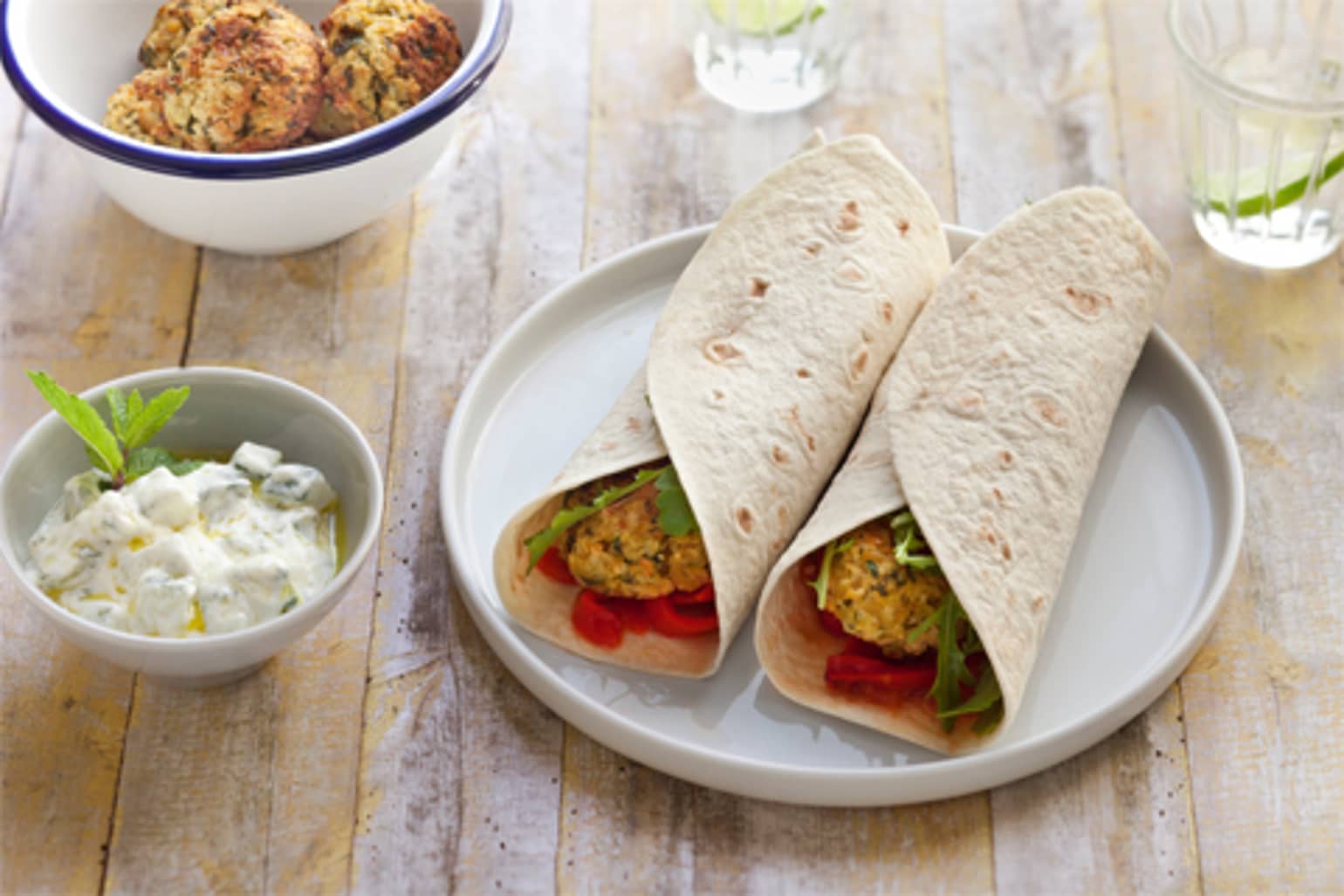 Burritos de falafel et poivrons rouges rôtis - Old El Paso